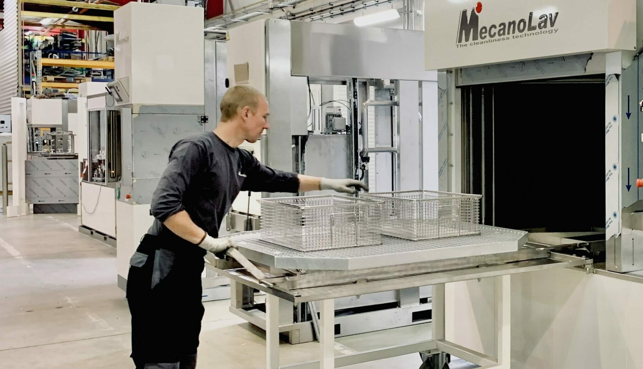 MAXIMA • Cleaning of heavy and large parts • Mecanolav
